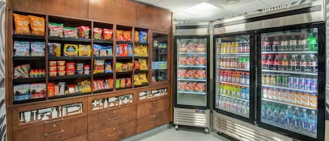 Espaço de distribuição automática com diversos snacks e bebidas.