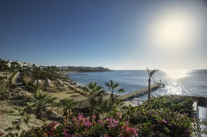 Na praia, barracas de praia de cortesia, espreguiçadeiras, guarda-sóis 