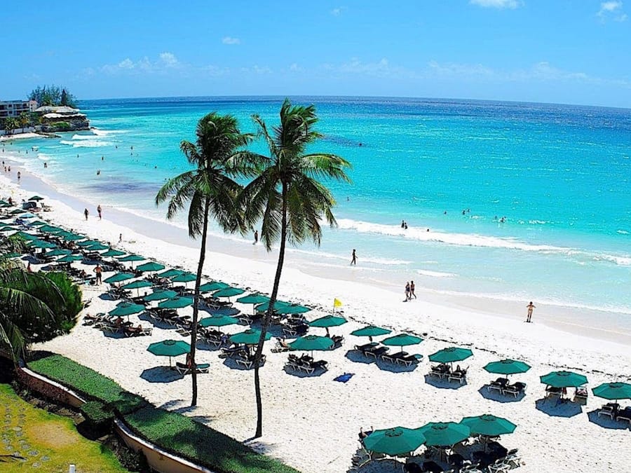 Na praia, praia de areia branca, toldos de praia gratuitos