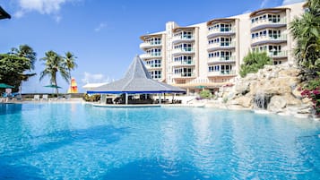 2 piscinas exteriores, toldos gratuitos, guarda-sóis