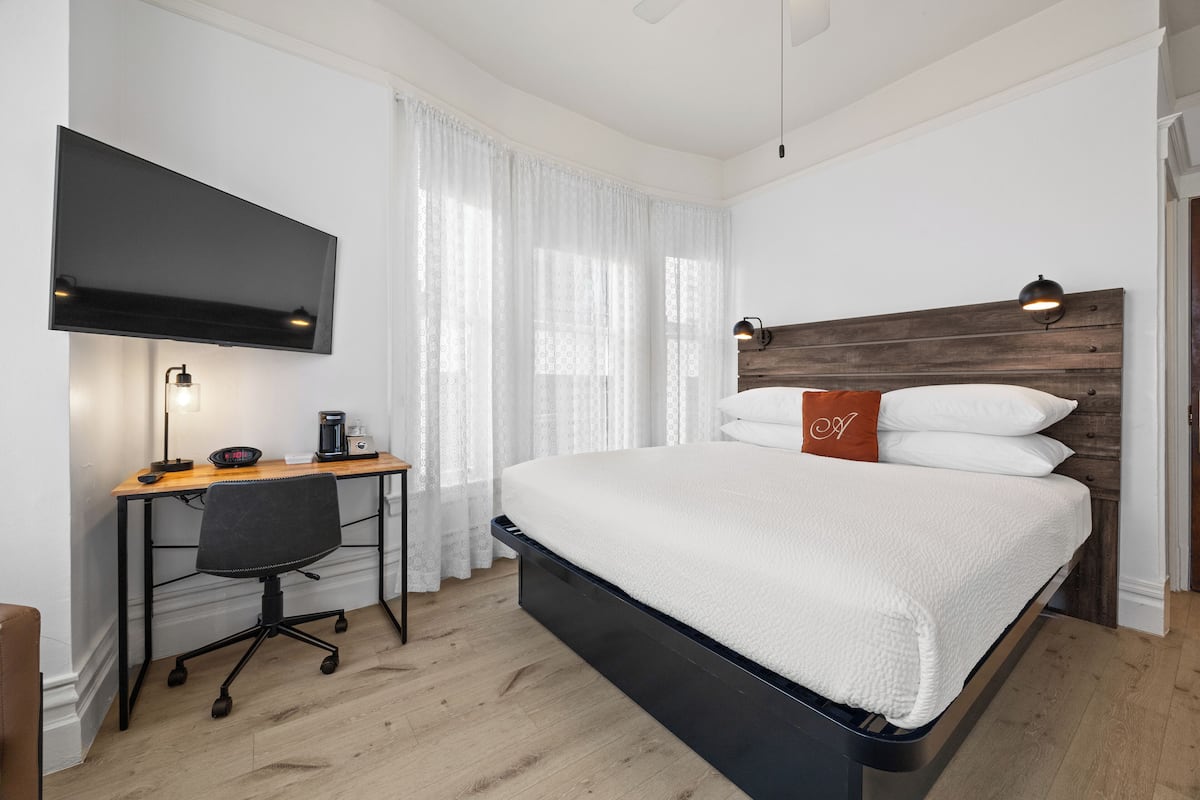 Quarto, 1 cama king-size (Sunny Bay) | Cofre com capacidade para portátil, secretária, ferro/tábua de engomar