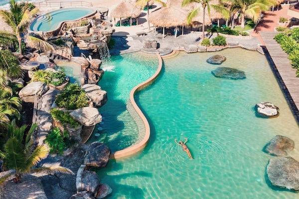 5 piscinas exteriores, guarda-sóis, espreguiçadeiras