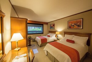 Double Room with 2 Double Beds | Roupas de cama de algodão egípcio, cofres nos quartos, escrivaninha