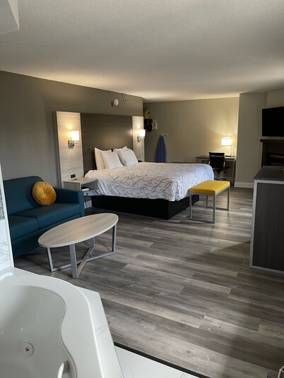 HomeTown Inn & Suites