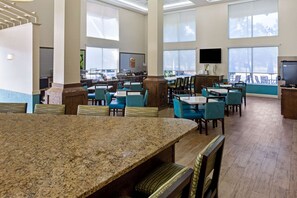 Café da manhã com buffet grátis todos os dias