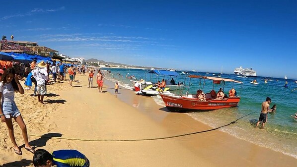 Perto da praia, praia de areia branca 