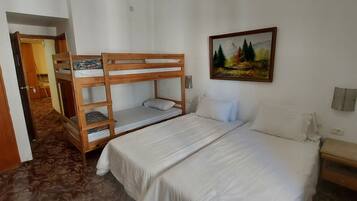 Quarto quádruplo superior, sacada | Wi-Fi de cortesia, roupa de cama