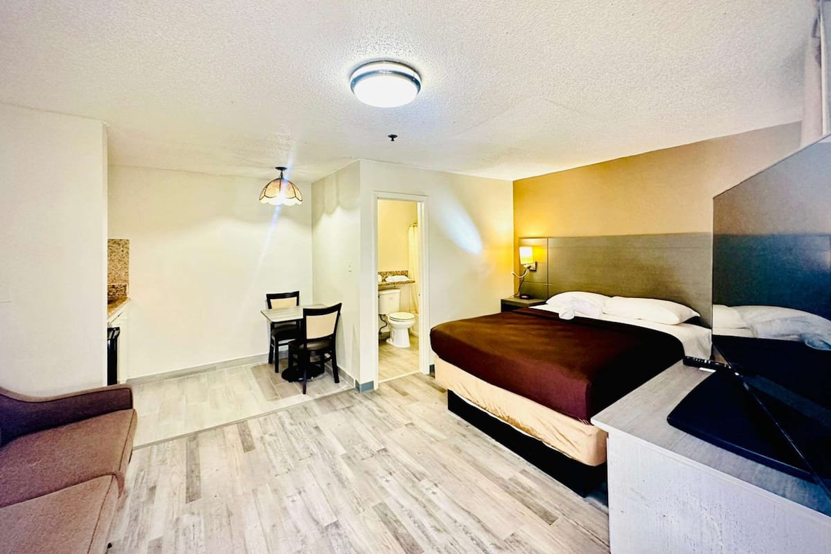 Quarto, 1 cama Queen e sofá-cama, para não fumantes (Efficiency) | Ferros/tábuas de passar roupa, Wi-Fi de cortesia, roupa de cama
