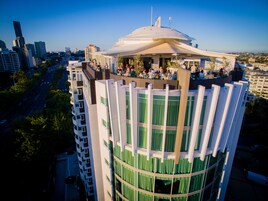 Pequenos-almoços, almoços, jantares servidos, com vista para a piscina 