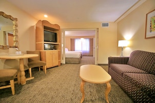 Suite, 2 quartos | Sala de estar | Televisor de ecrã plano de 37 polegadas com canais por cabo, televisor