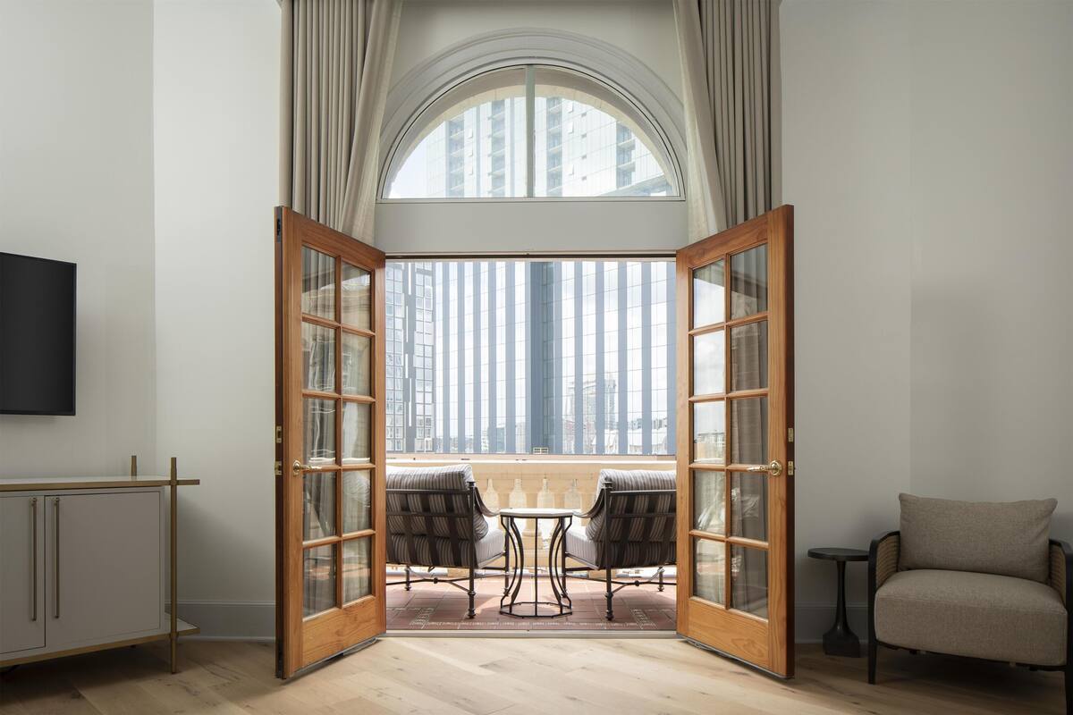 Suite, varanda (Renaissance) | Roupa hipoalergénica, camas de colchão pillowtop, minibar 