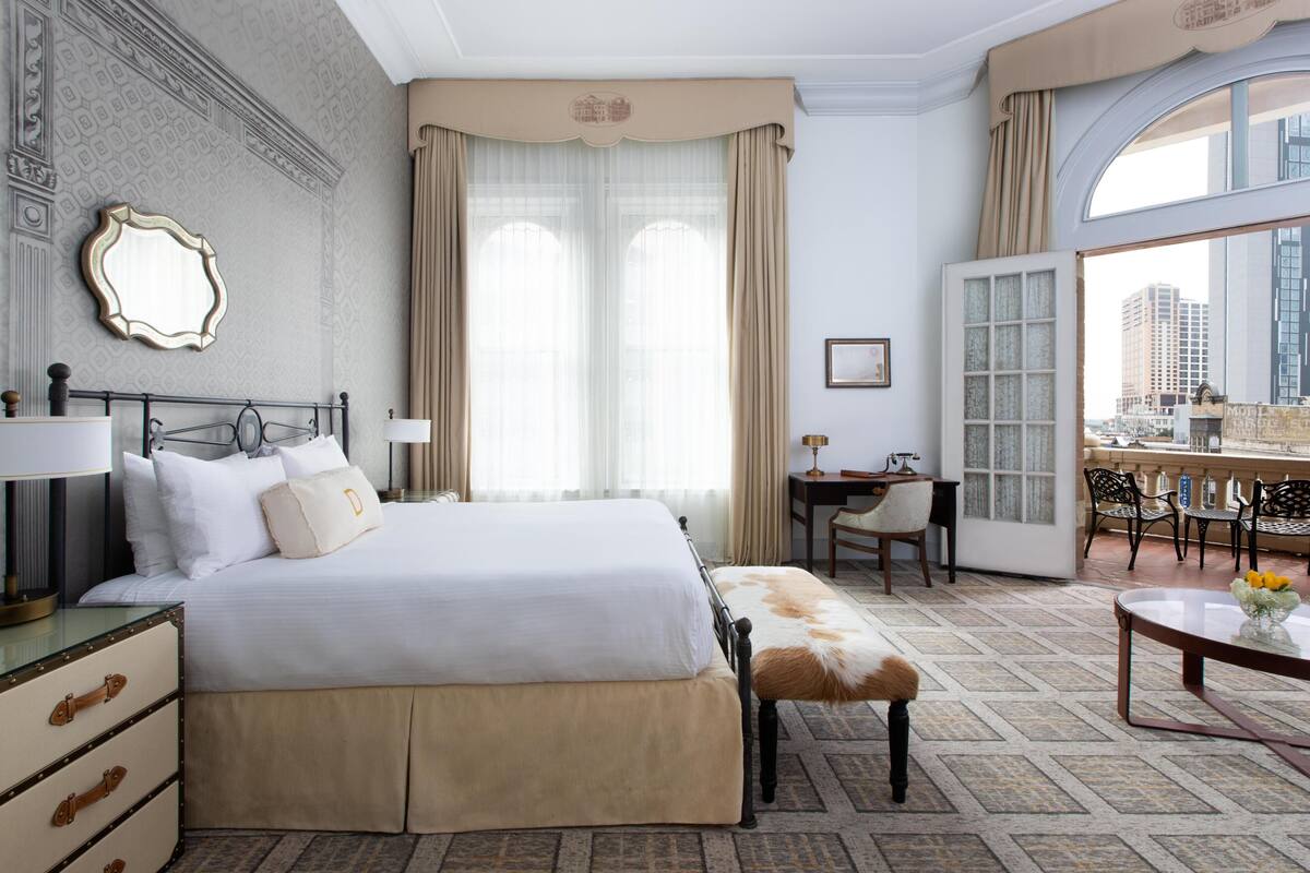 Quarto, 1 cama king-size, varanda | Roupa hipoalergénica, camas de colchão pillowtop, minibar 