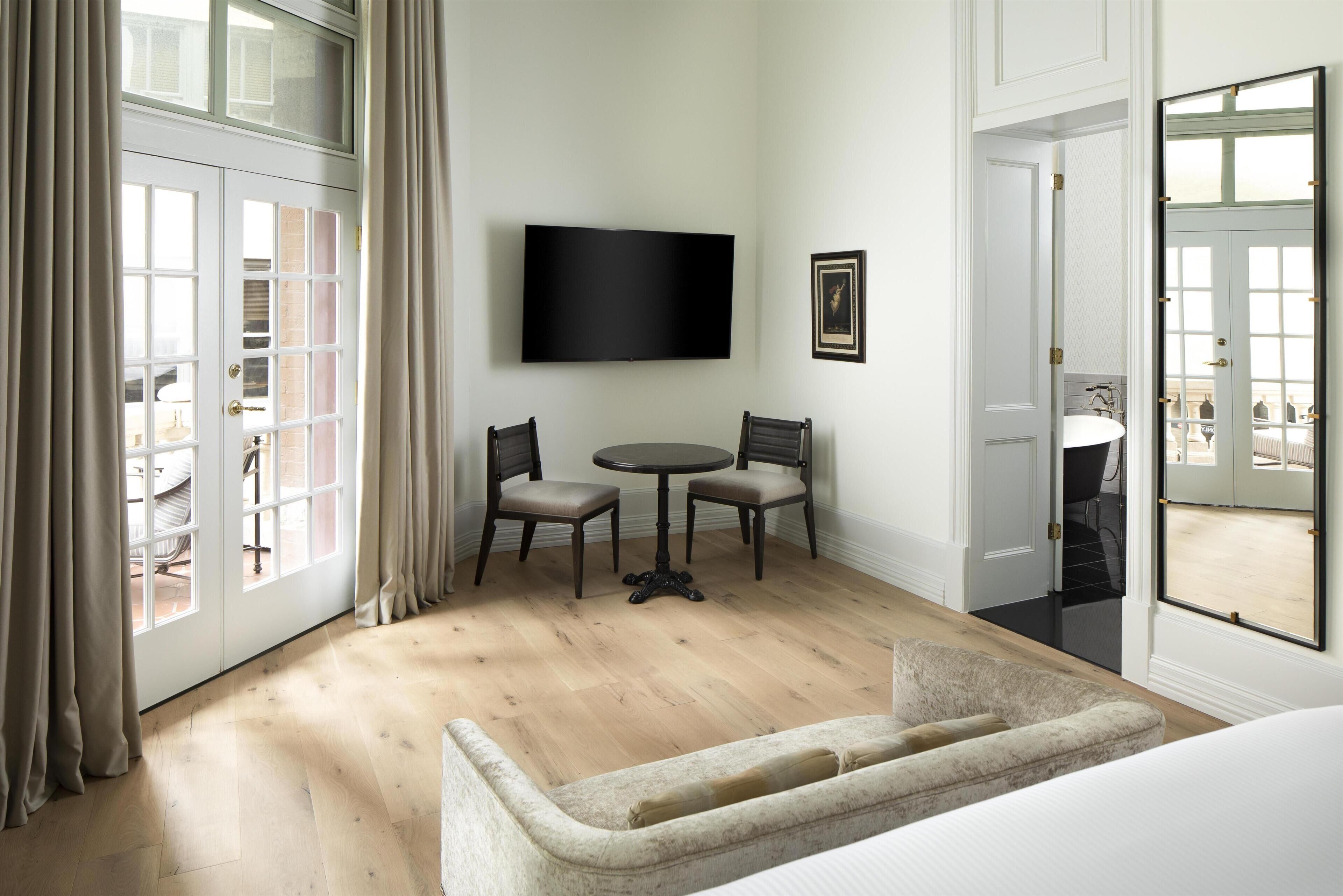 Suite Básica (Landmark) | Roupa hipoalergénica, camas de colchão pillowtop, minibar 