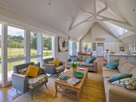 Quarto (Vineyard Residence) | Sala de estar | Smart TV de 43 polegadas com canais via satélite, televisor 