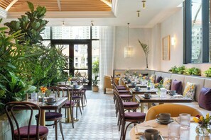 2 restaurantes: opção de café da manhã, almoço e jantar