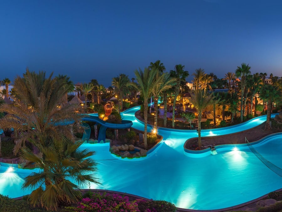 3 piscinas externas, guarda-sóis, espreguiçadeiras