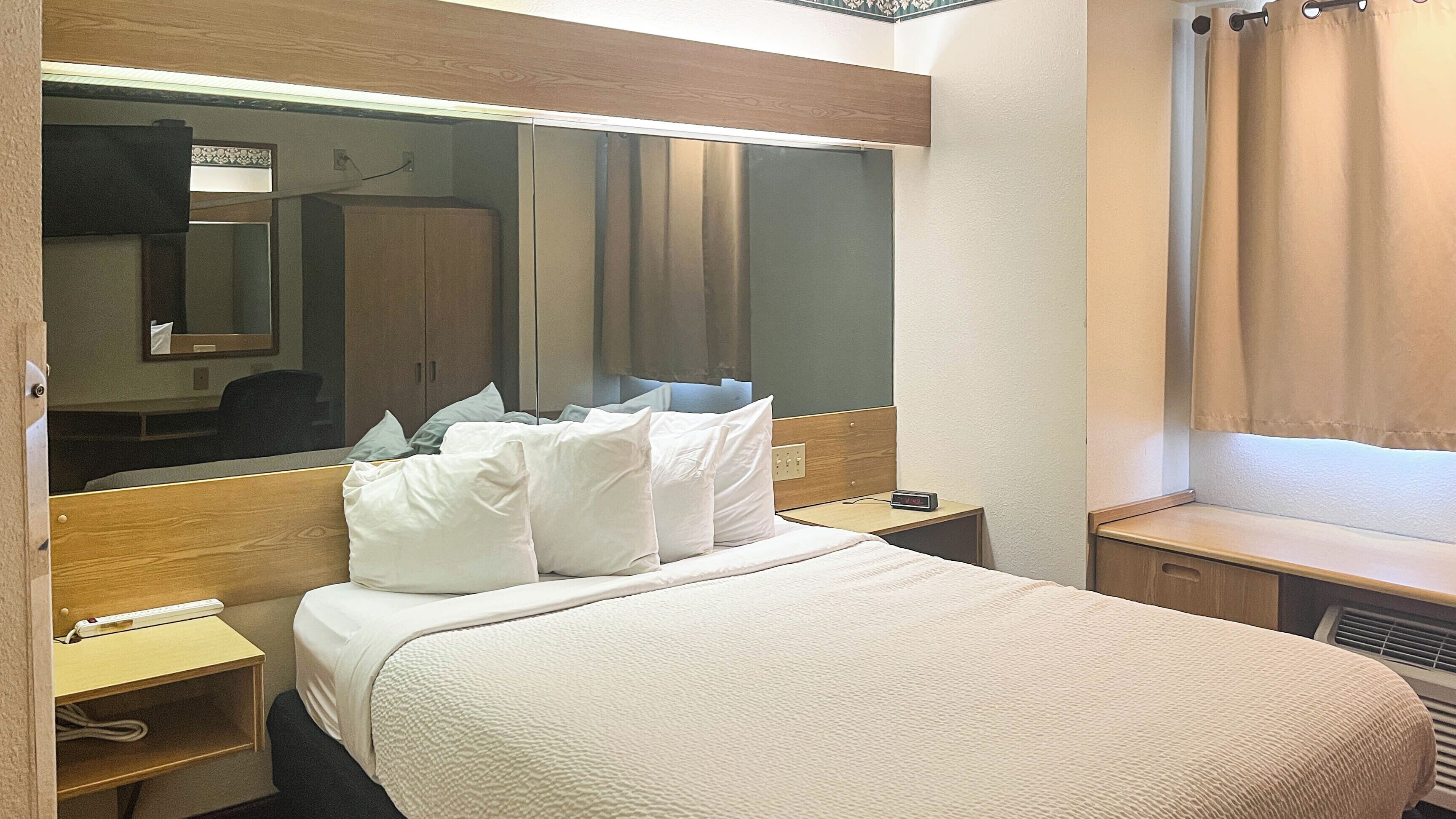 Edredons de pluma, escrivaninha, espaço de trabalho para notebook