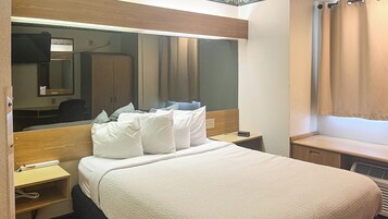 Edredons de pluma, escrivaninha, espaço de trabalho para notebook