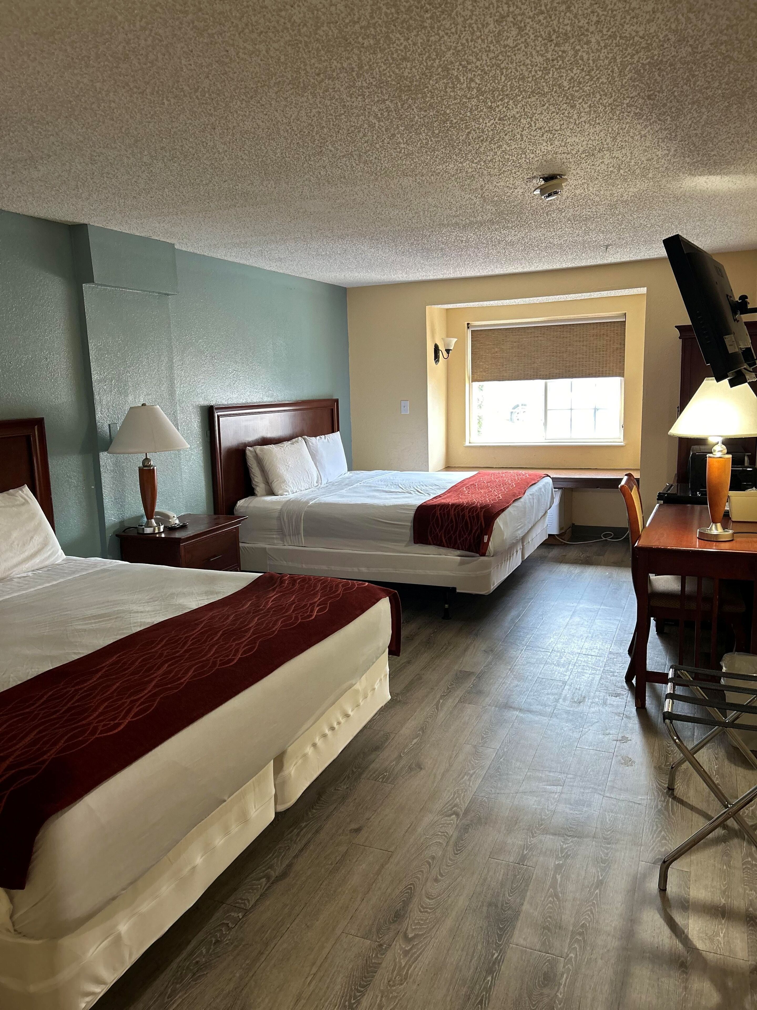 Quarto casal standard, várias camas | Cofres nos quartos, escrivaninha, Wi-Fi de cortesia, roupa de cama