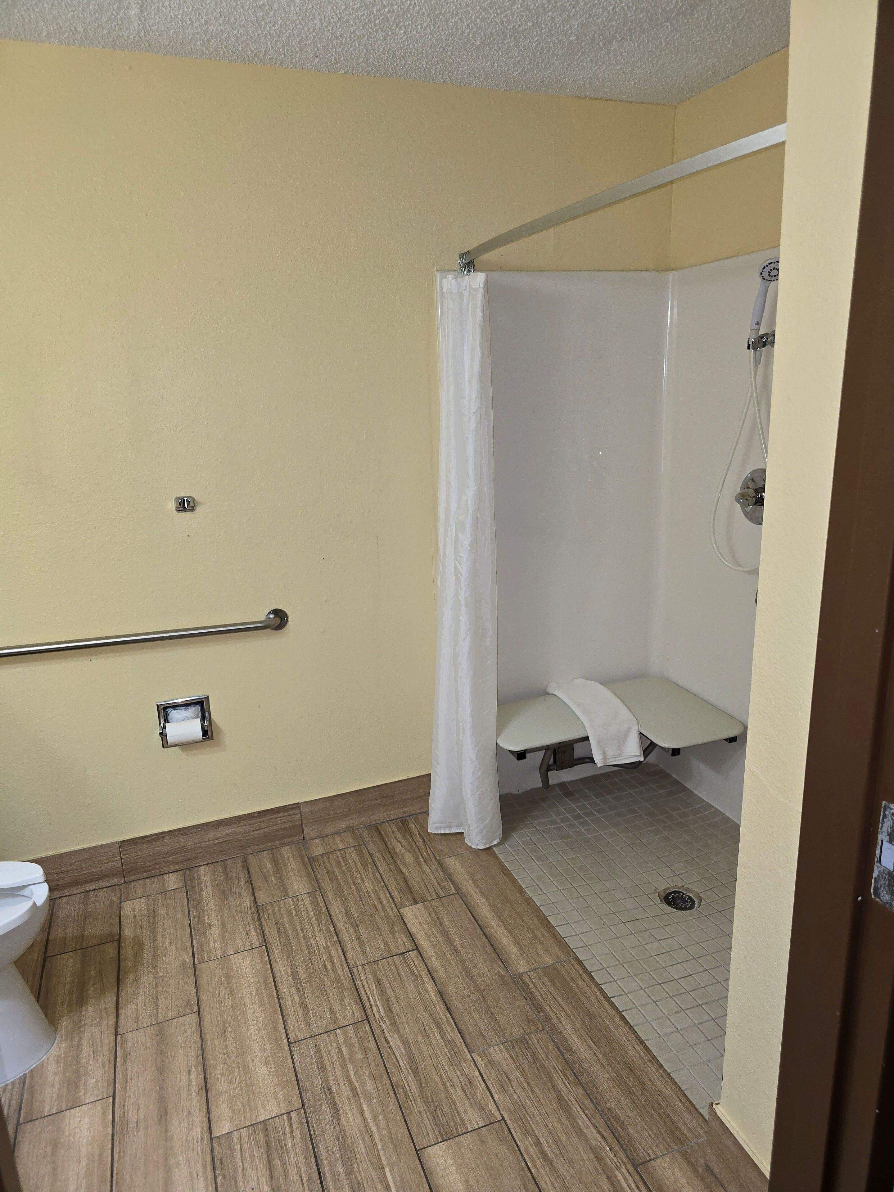 Quarto casal standard, 2 camas Queen, chuveiro com barras de apoio | Banheiro | Produtos de toalete grátis, secador de cabelo (mediante solicitação)