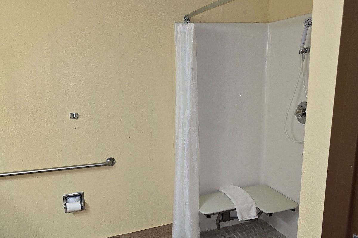 Quarto casal standard, 2 camas Queen, chuveiro com barras de apoio | Banheiro | Produtos de toalete grátis, secador de cabelo (mediante solicitação)