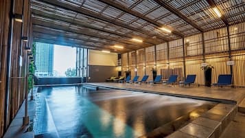 Piscina interior, espreguiçadeiras