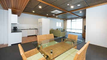 Apartamento Premium, 3 quartos, cozinha | Secretária, cortinas/cortinados opacos, quartos insonorizados