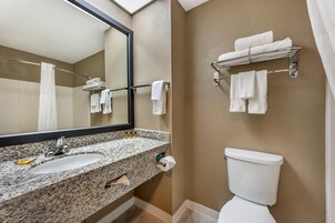 Quarto Standard, 1 cama king-size, não fumadores, frigorífico e micro-ondas | Casa de banho | Uma combinação polibã/banheira, artigos de higiene pessoal grátis