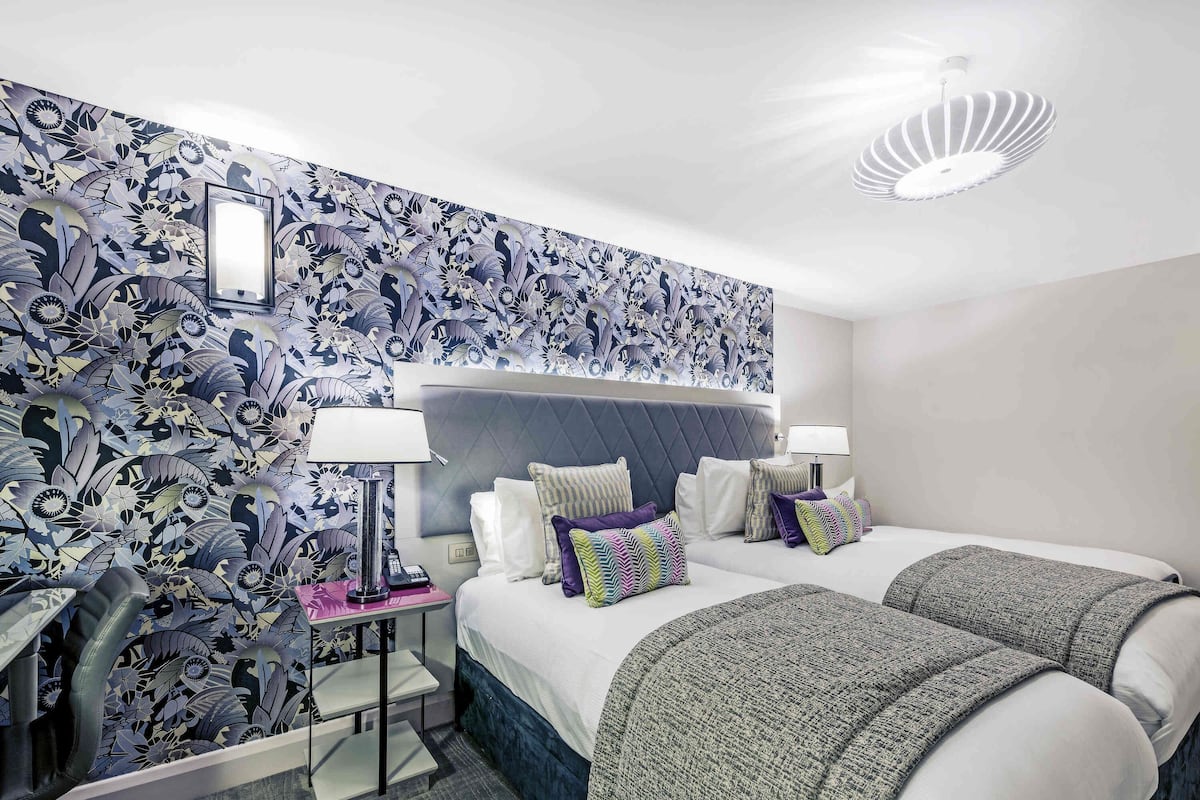 Minibar, cofre no quarto, com decoração personalizada