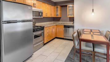 Suite, 2 quartos | Cozinha privada | Um frigorífico/congelador grande, um micro-ondas, uma placa de cozinha