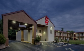Um Red Roof Inn com uma placa visível indicando 3 metros de altura livre.