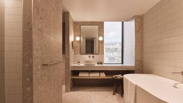 Quarto, 1 cama king-size, no canto (Rydges) | Casa de banho | Um polibã, um chuveiro de hidromassagem, produtos de higiene exclusivos