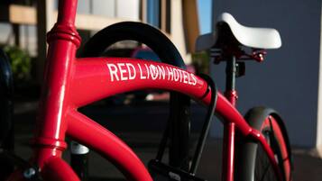 Uma bicicleta vermelha com a inscrição 'RED LION HOTELS' no quadro.