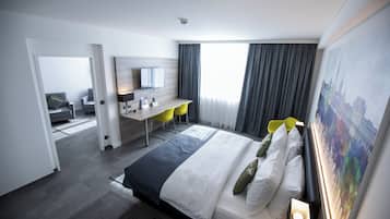 Suite Executiva, várias camas | Roupa hipoalergénica, cofre com capacidade para portátil, secretária