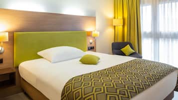 Quarto Twin Standard | Roupa hipoalergénica, cofre com capacidade para portátil, secretária