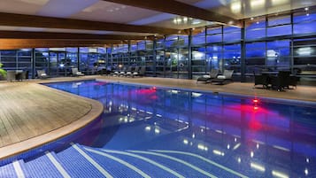 Piscina interna, piscina aquecida, espreguiçadeiras