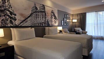 Roupa hipoalergénica, edredões de penas, minibar, cofre no quarto 