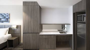 Quarto família, várias camas | Cozinha privada | Frigobar, micro-ondas, cafeteira/chaleira, chaleira elétrica