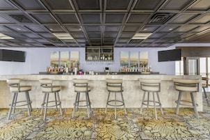 Bar na cobertura, vistas para o mar, aberto em determinados dias