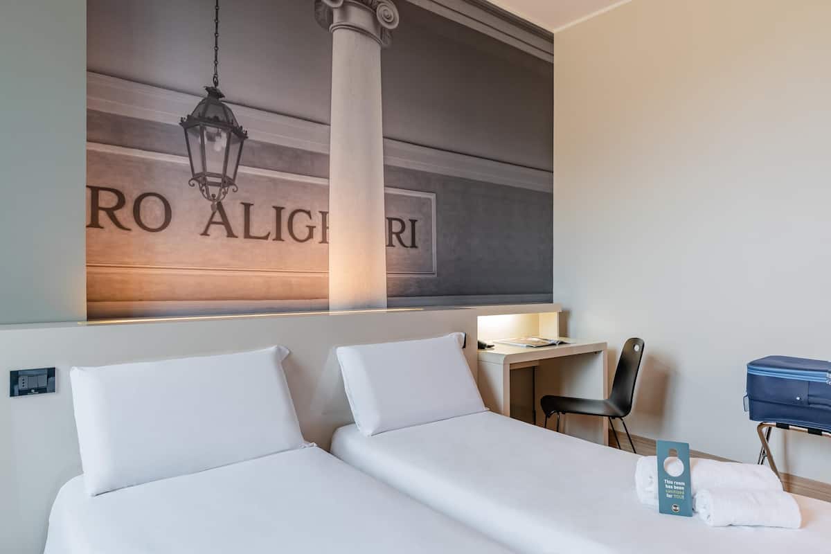 Quarto duplo, para não fumantes | Cofres nos quartos, escrivaninha, quartos à prova de som