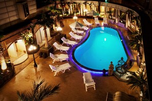 Piscina interior, piscina exterior 