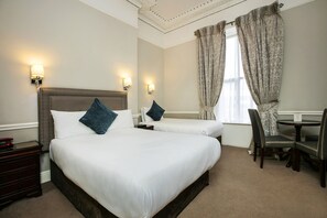 Quarto triplo standard | Cofres nos quartos, escrivaninha, ferros/tábuas de passar roupa