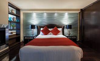 Quarto (PRESTIGE) | Roupa de alta qualidade, cofre no quarto, secretária 