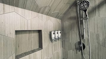 Condo, 1 cama Queen e sofá-cama | Banheiro | Chuveiro, produtos de toalete grátis, secador de cabelo, chinelos