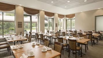 Pequenos-almoços, almoços e jantares servidos