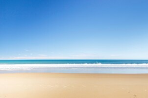 Perto da praia, guarda-sóis de praia, toalhas de praia, ioga 