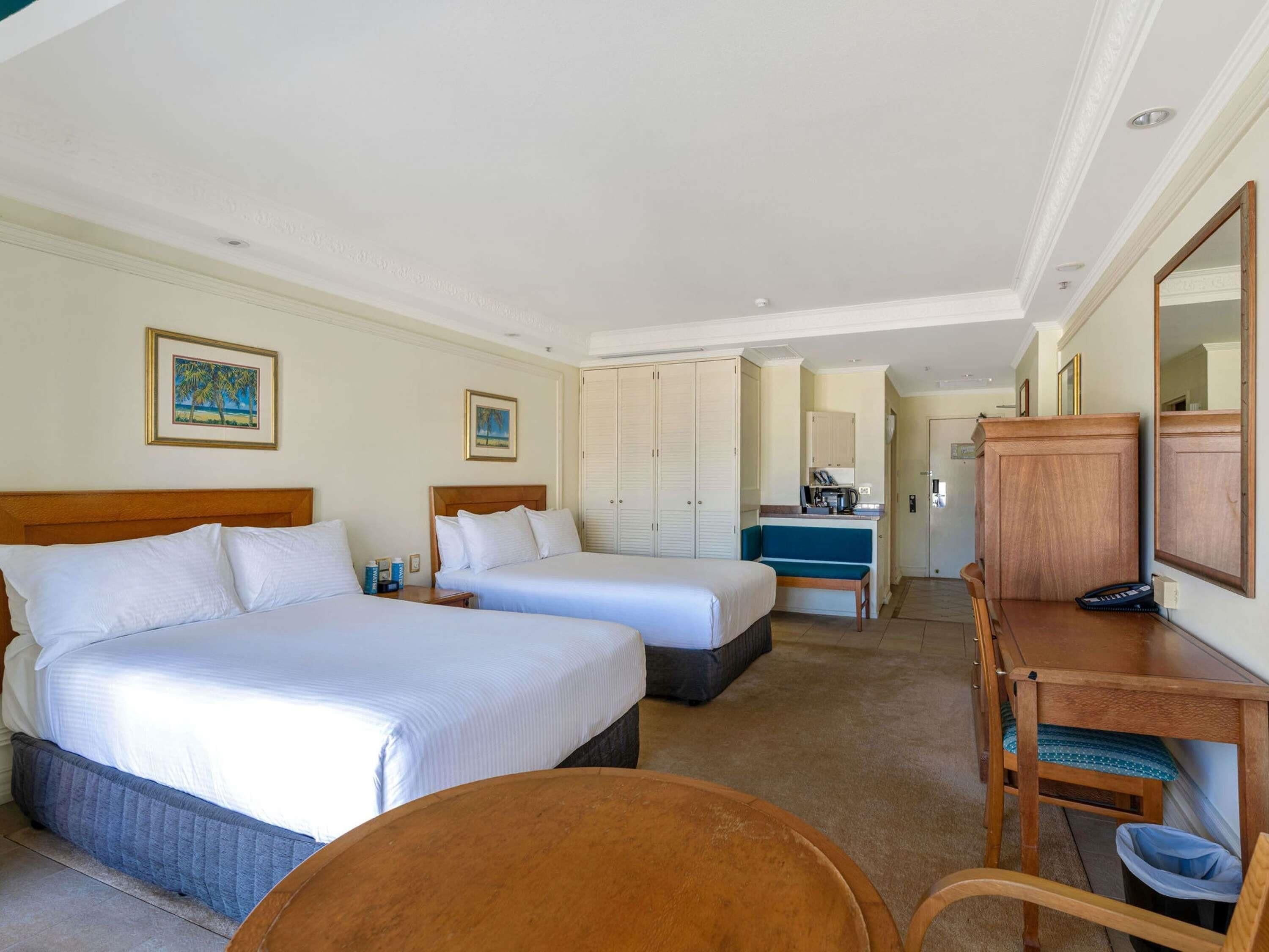 Roupa hipoalergénica, minibar, cofre no quarto, secretária 