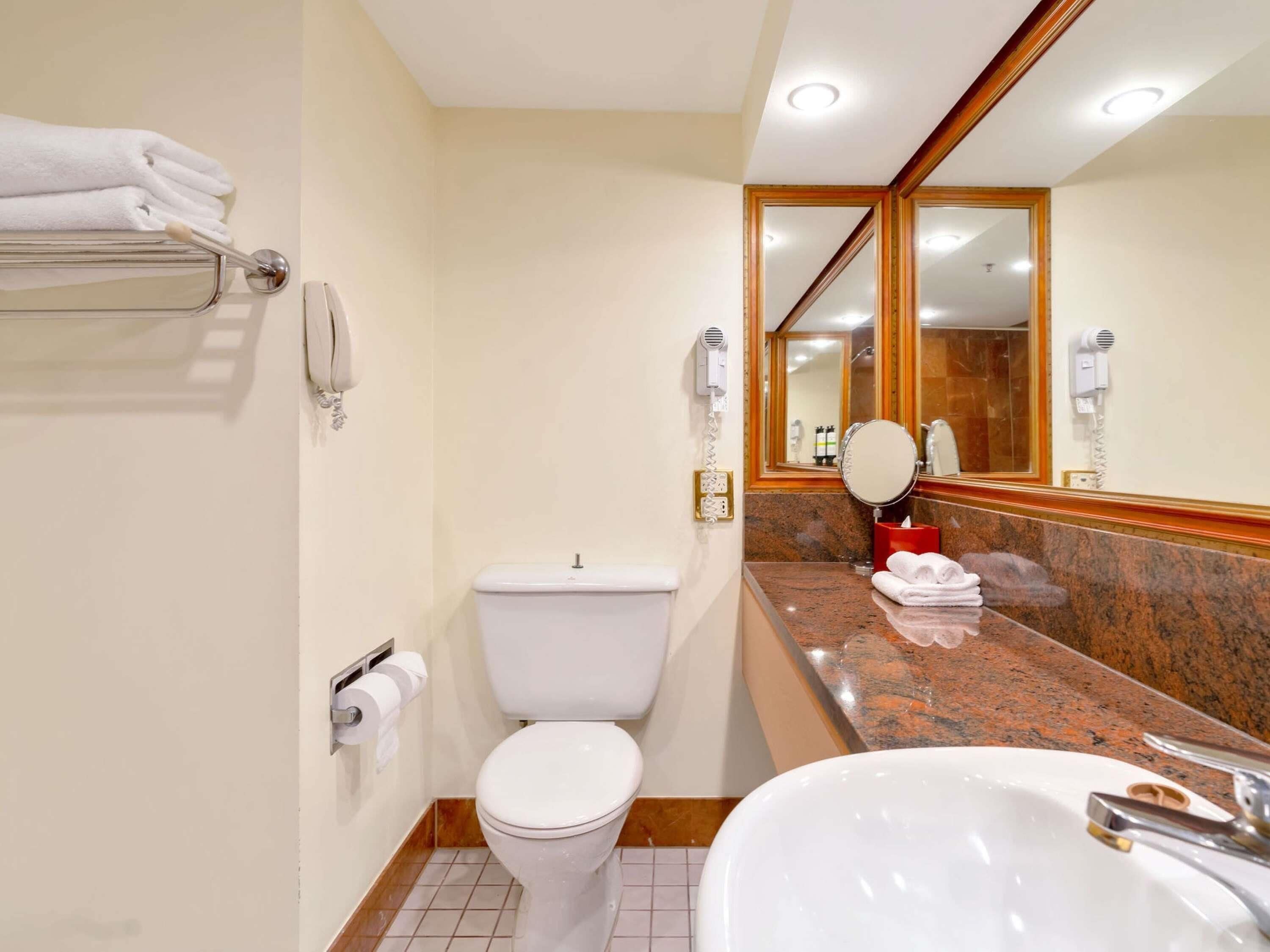 Roupa hipoalergénica, minibar, cofre no quarto, secretária 