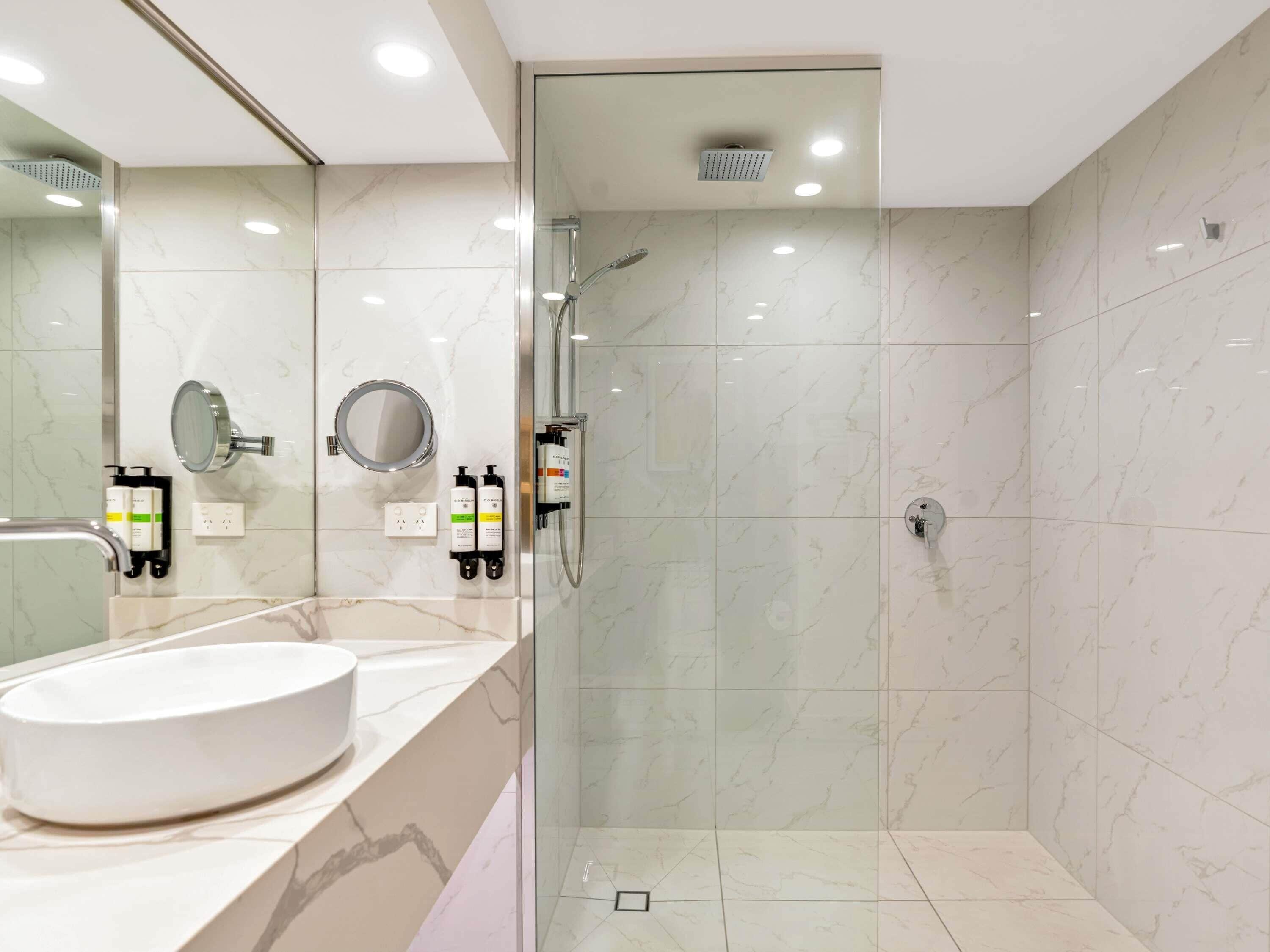 Quarto Superior, 1 cama king-size, vista para a montanha | Roupa hipoalergénica, minibar, cofre no quarto, secretária 