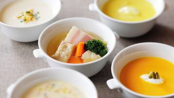 Quatro tigelas de sopa com diferentes ingredientes.